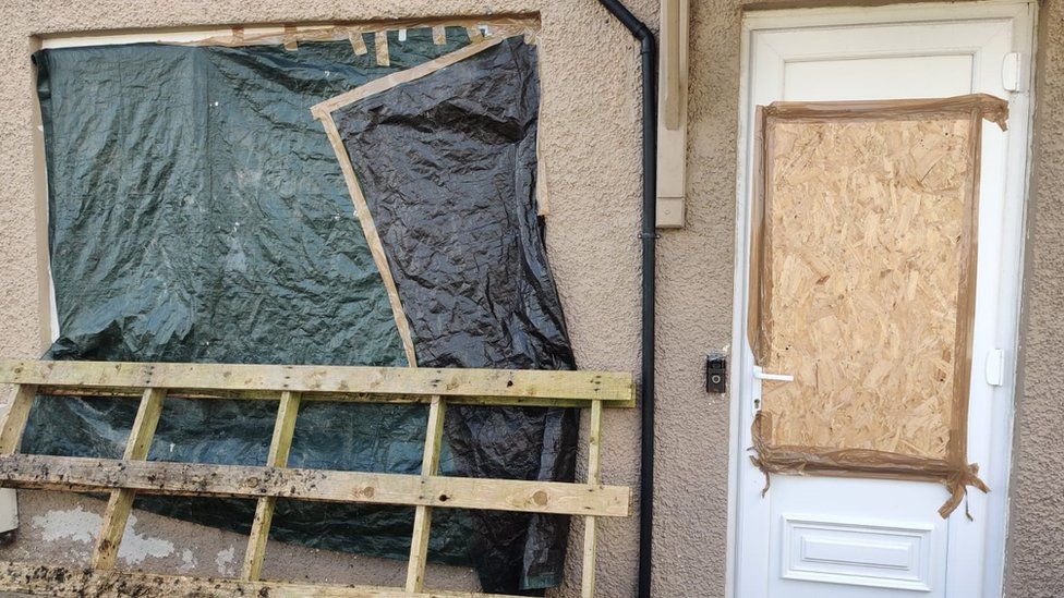 Newtownabbey: Polish couple devastated after gang attack home - BBC News