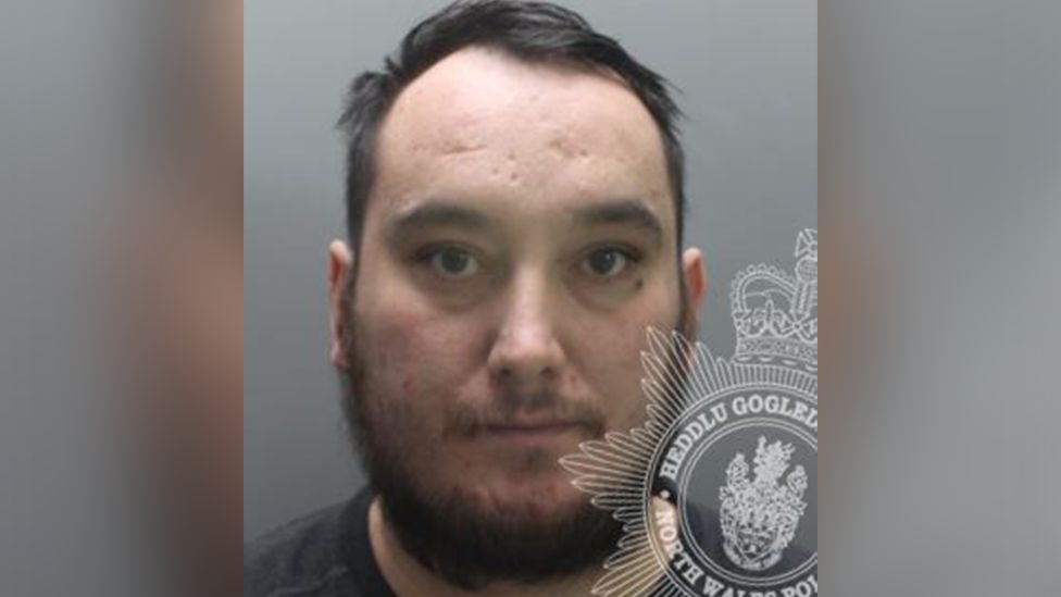 Drug gang 'second in command' jailed for 10 years - BBC News