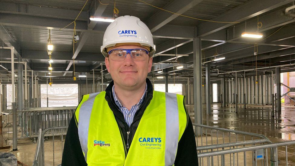 Construction: 'I still wear make-up but lay bricks for a living' - BBC News