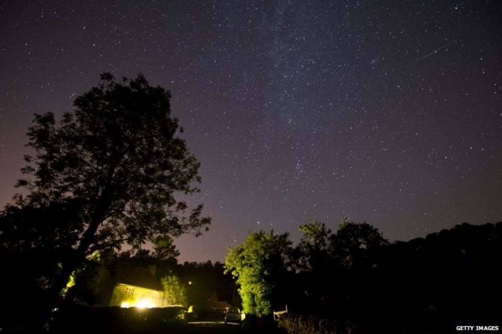 Perseids: Meteor shower captured across UK skies - BBC News