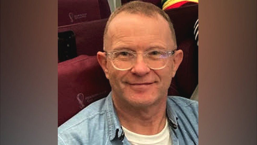 Pum munud gyda Bardd y Mis: Aled Evans - BBC Cymru Fyw