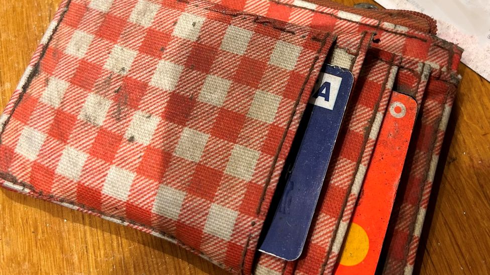 Man drives miles to reunite lost wallet with owner - BBC News