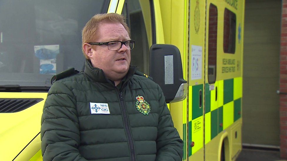 'Dwi 'di blino a does dim jôcs rŵan,' medd parafeddyg - BBC Cymru Fyw