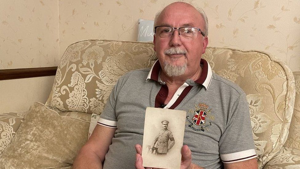 Remembrance: Shoebox full of WW1 memories feature in new book - BBC News