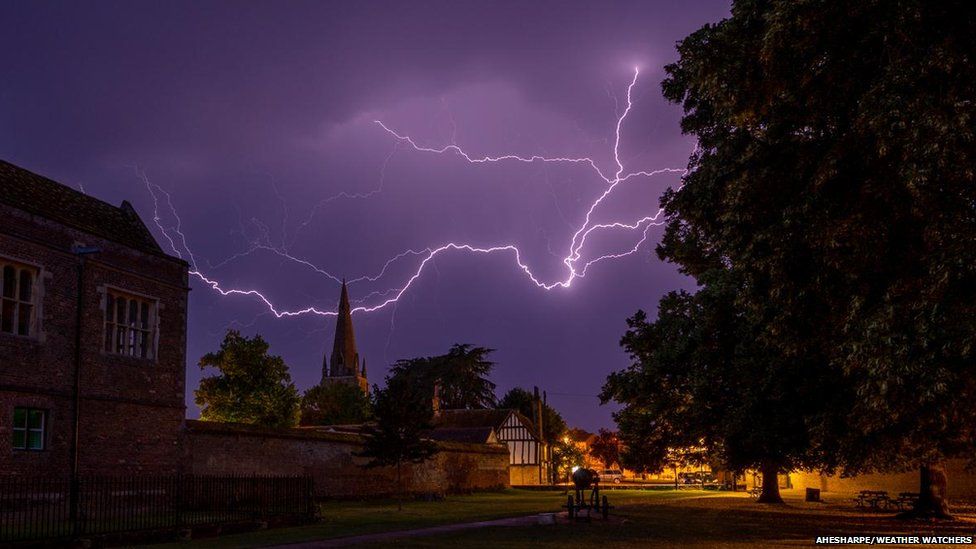 In pictures: Thunderstorms hit the UK - BBC Weather
