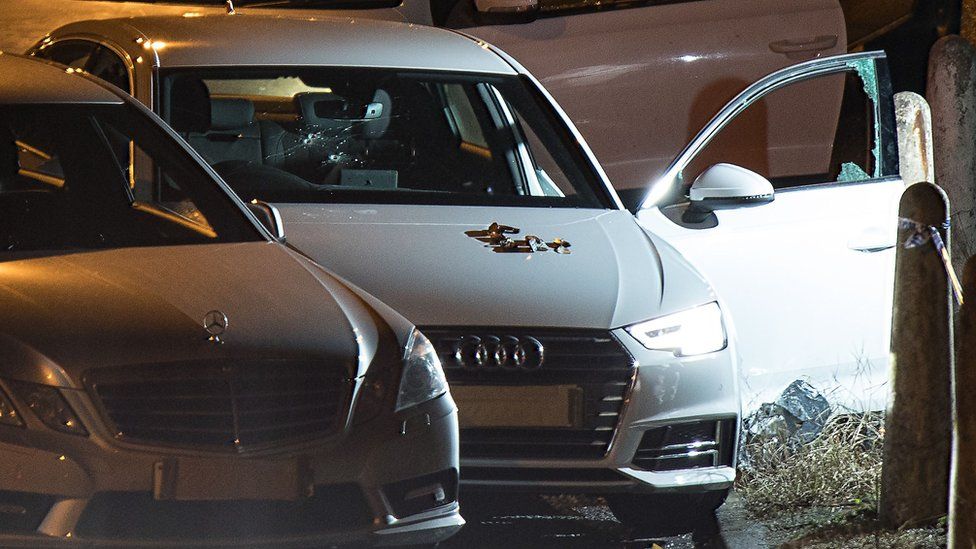 M62 shooting: Man dies in Huddersfield police operation - BBC News