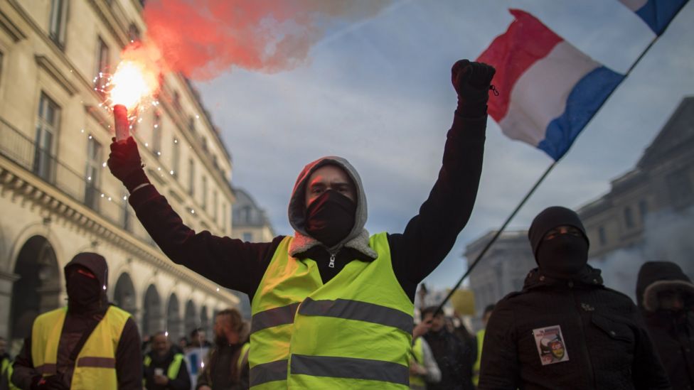 French 'yellow vest' protester loses fingers in violent unrest - BBC News