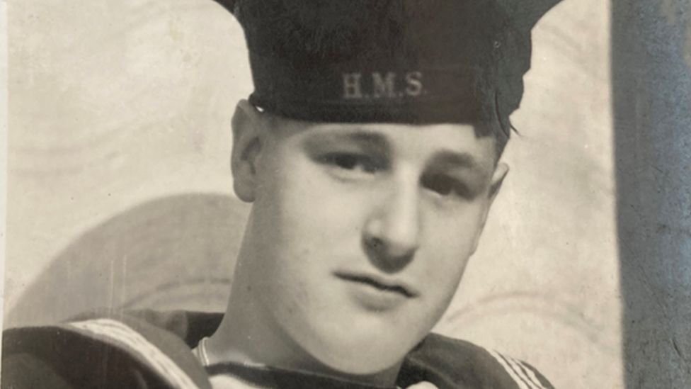 Weymouth veteran, 100, to be honoured at Remembrance event - BBC News