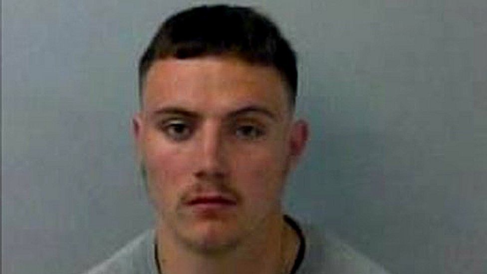 Kerry Reeves murder: Police raid Abingdon flat in hunt for suspect ...