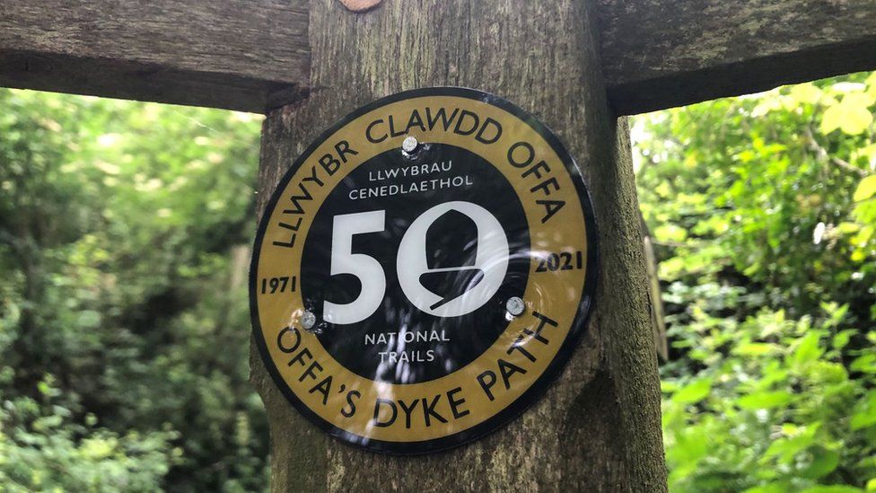 Llwybr Clawdd Offa 'mor boblogaidd ag erioed' - BBC Cymru Fyw