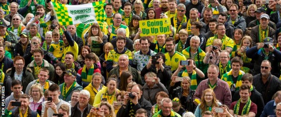 Norwich City promotion parade bus breaks down - BBC Sport