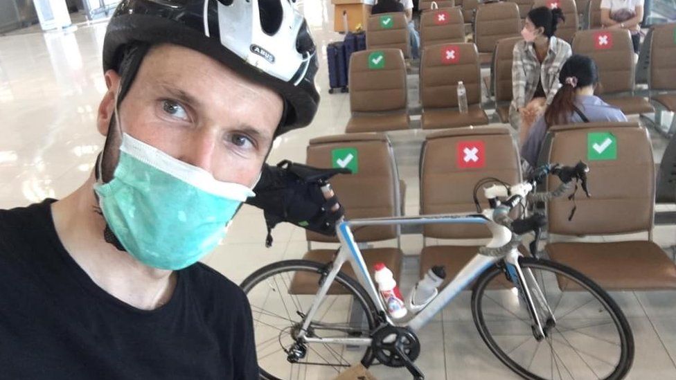 Gamblo'n 'difetha bywydau' yn ôl doctor a dwyllodd y GIG - BBC Cymru Fyw