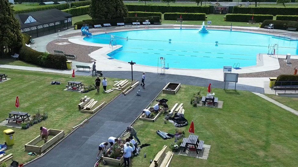 Ilkley lido gets a splash of colour from lottery-winning volunteers ...