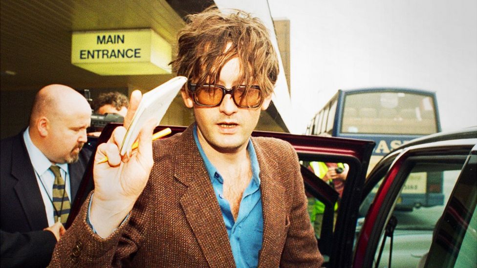 Pulp bassist Steve Mackey dies aged 56 - BBC News