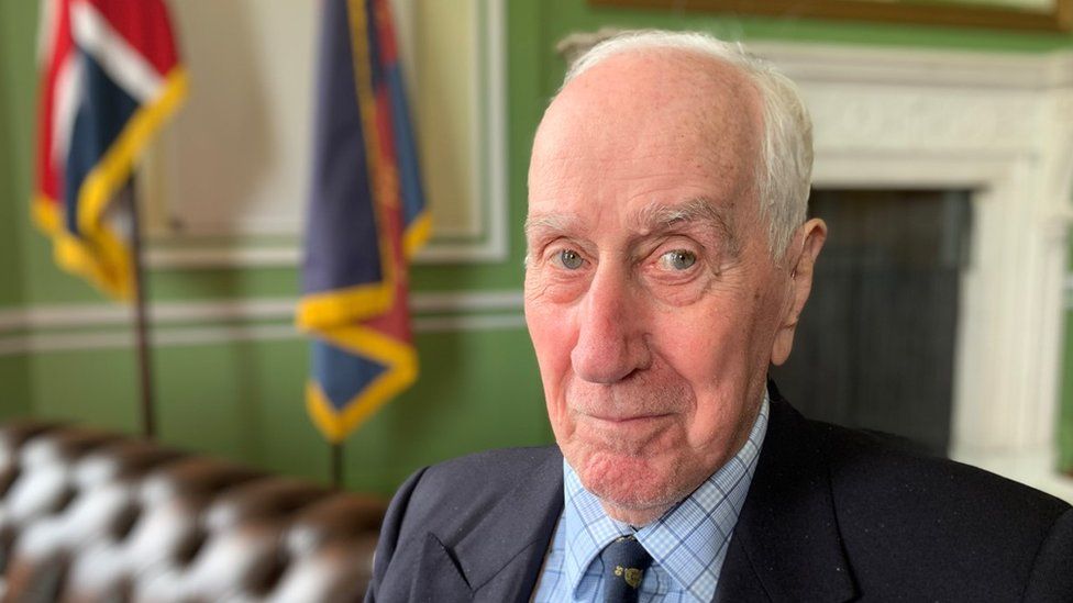 Leeds navy veteran recalls his role in 1953 coronation - BBC News