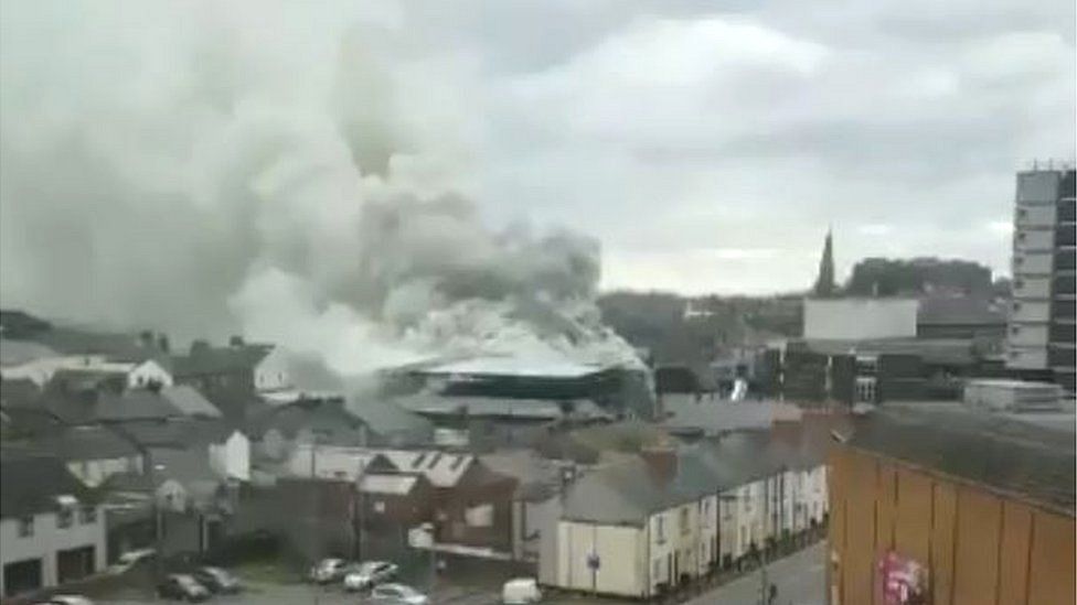 Newport fire: Emlyn Street remains shut - BBC News