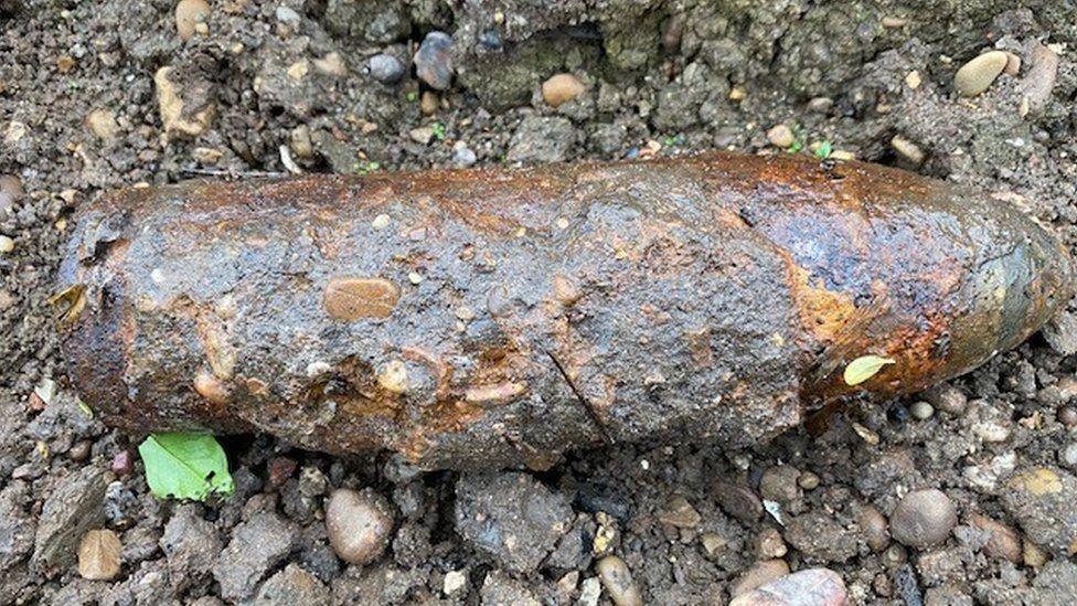 Unexploded WW1 artillery shell found in Newark - BBC News