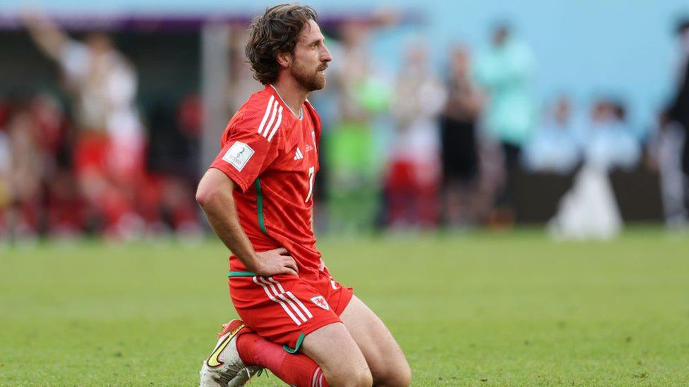Joe Allen: 'Gall Bale a Ramsey serennu yn erbyn Lloegr' - BBC Cymru Fyw