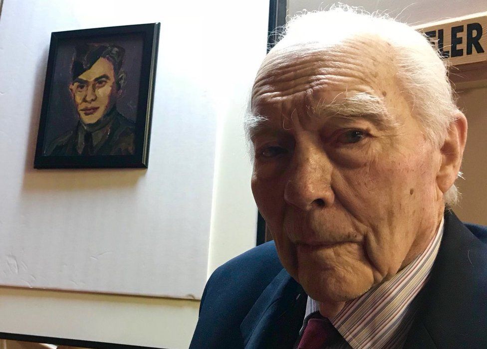 Dambusters pilot Les Knight honoured by Dutch village - BBC News