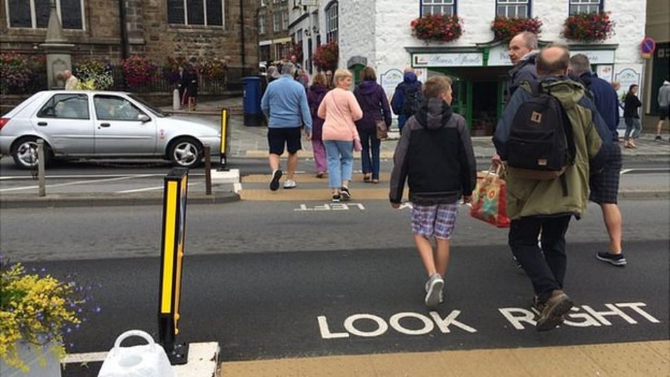 Guernsey courtesy crossing solution ‘not clear cut’ - BBC News