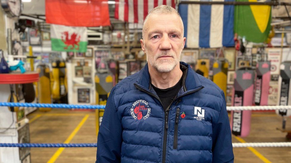 Boxing trainer Glyn Rhodes urges men to discuss mental health - BBC News