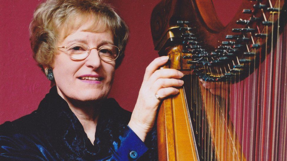 Llio Rhydderch, y delynores draddodiadol sy'n 'athrylith arallfydol ...