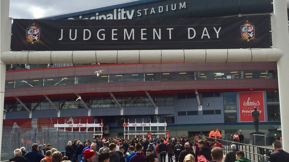 Judgement Day: Cardiff travel warning for rugby double-header - BBC News