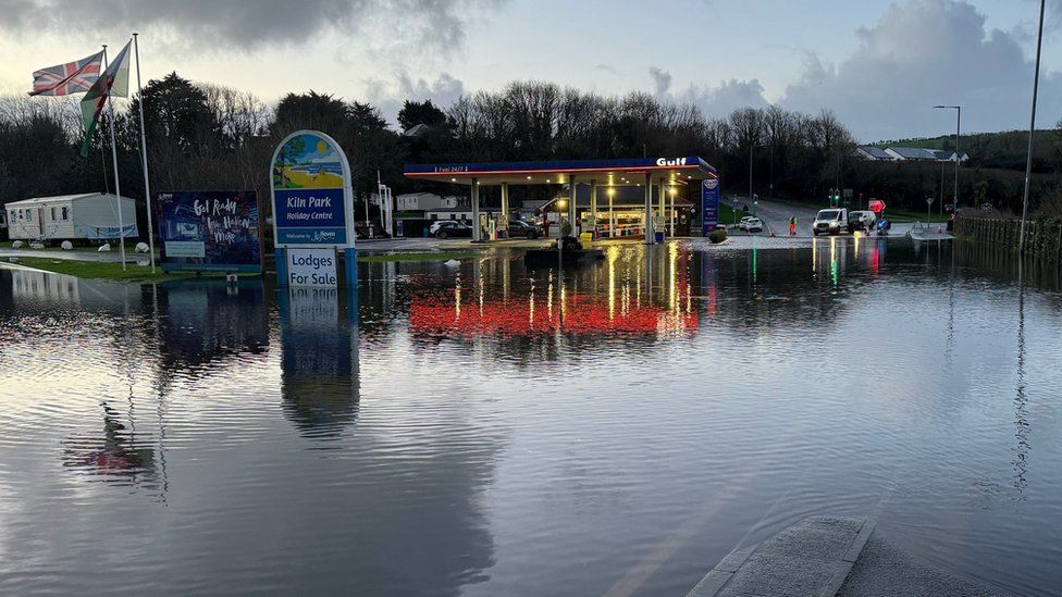 Storm Henk: Rhybuddion llifogydd yn parhau - BBC Cymru Fyw
