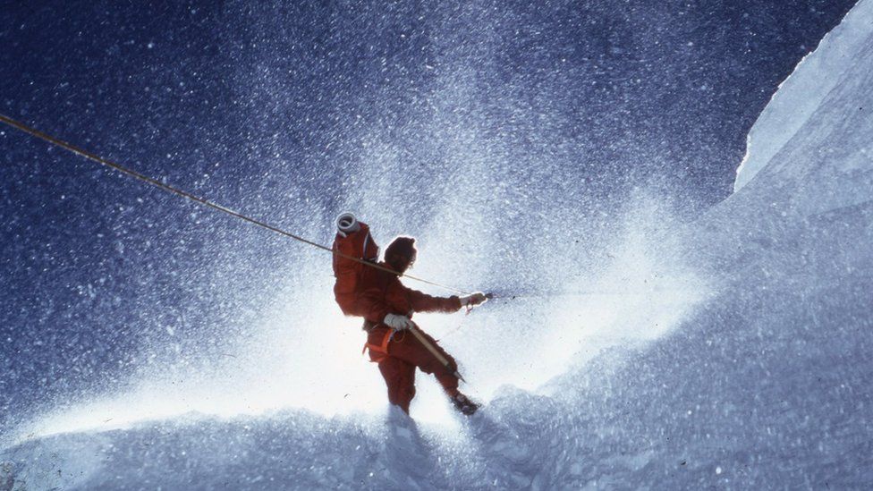 Legendary Scots climber Dr Hamish MacInnes dies - BBC News