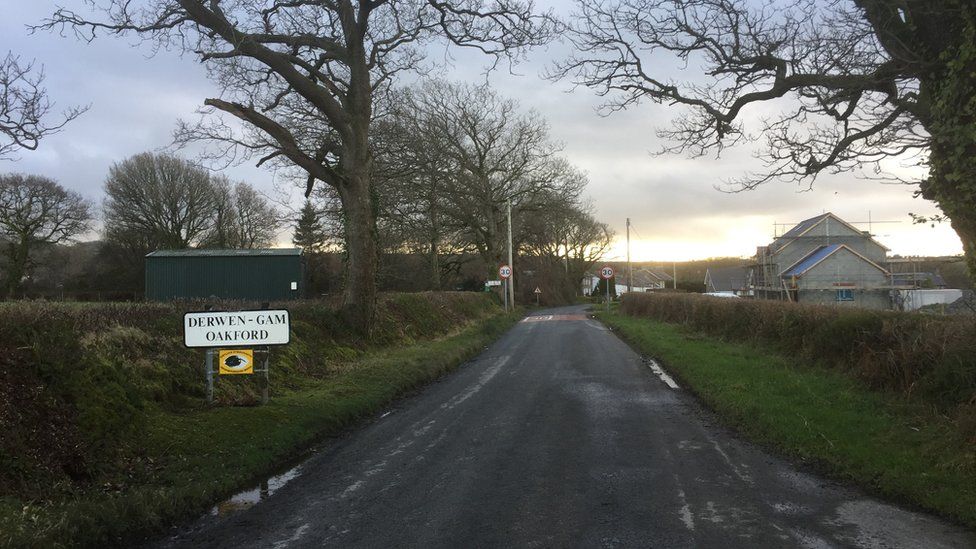 Beirniadu BT am beidio gorffen gwaith cysylltu band eang - BBC Cymru Fyw