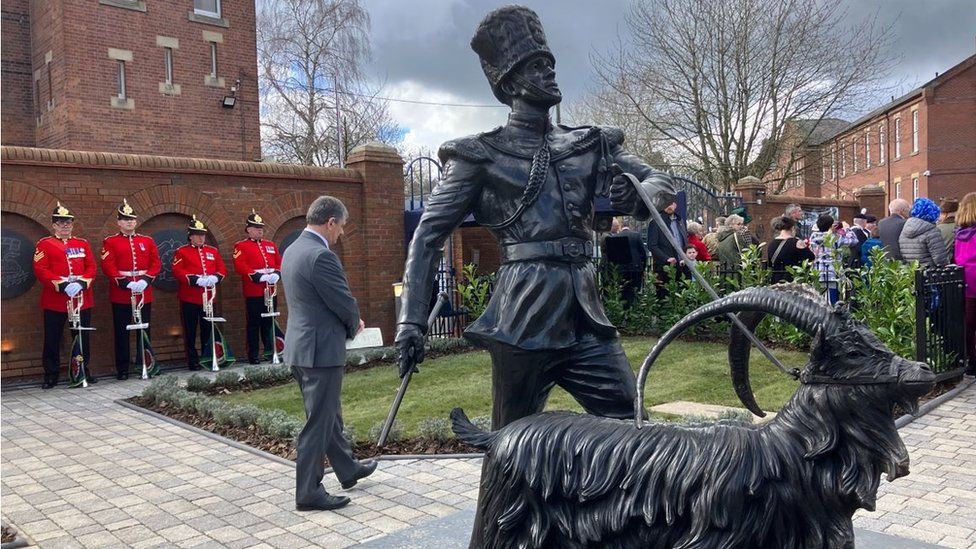 Dadorchuddio cerflun milwr a gafr yn Wrecsam - BBC Cymru Fyw