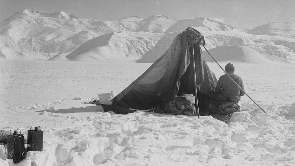 Explorer Edward Wilson's pipe bought for Cheltenham museum - BBC News