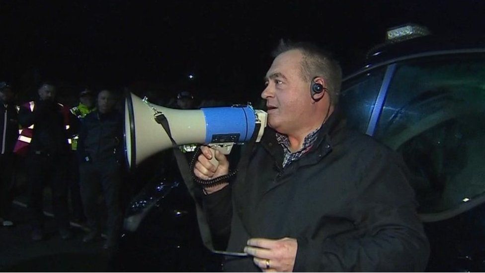 2019 Nos Galan road races: Nigel Owens is mystery runner - BBC News