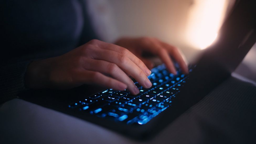 CPS: Officer who gave material to criminals sentenced - BBC News