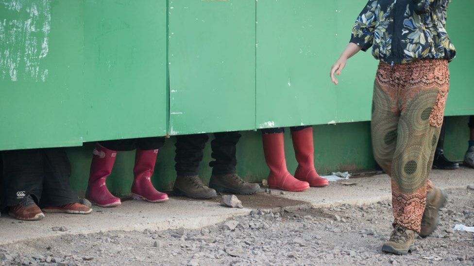 Rhybudd am 'goctel o gyffuriau' drwy basio dŵr ar lawr - BBC Cymru Fyw