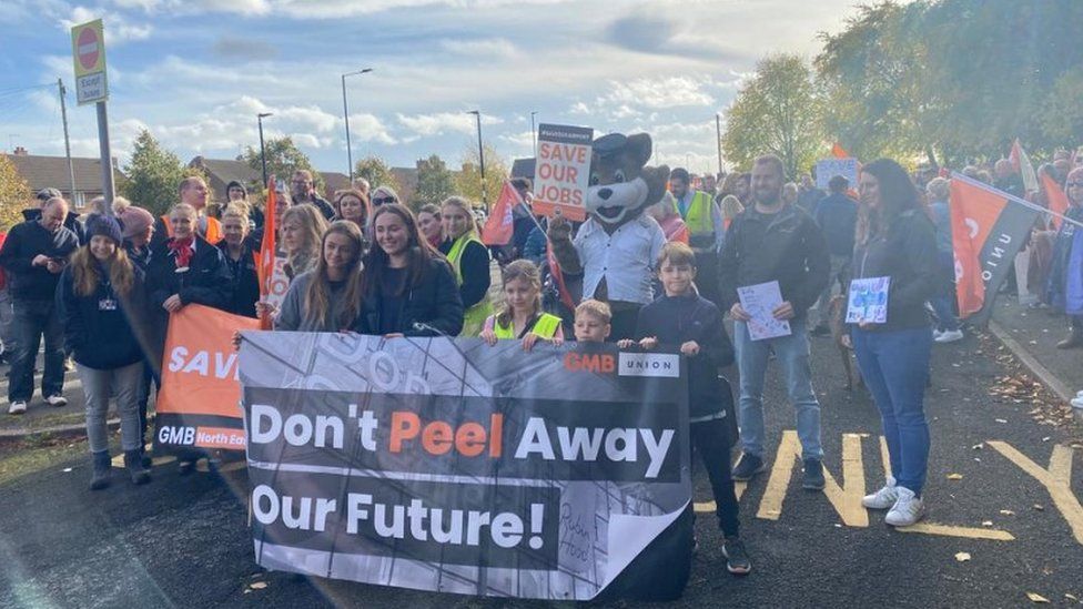 Doncaster Sheffield Airport: Hundreds march against closure - BBC News
