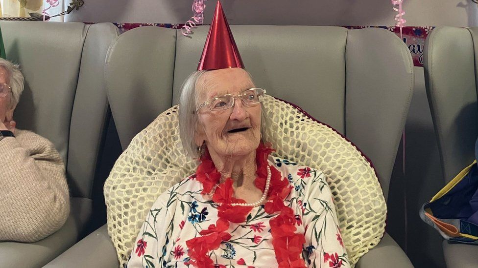 Barnsley woman sent hundreds of cards for 102nd birthday - BBC News
