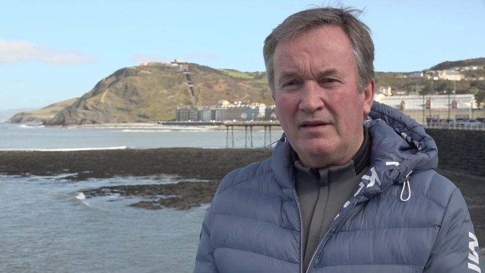Pobl yn 'gwerthu cyffuriau'n agored' yn Aberystwyth - BBC Cymru Fyw