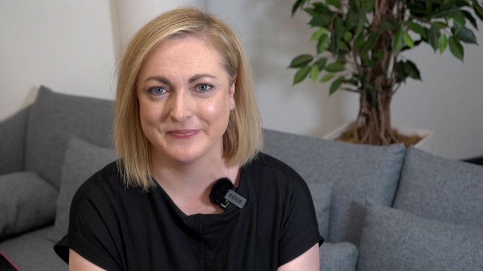 Tu ôl i’r llen yn M-SParc, Ynys Môn - BBC Cymru Fyw