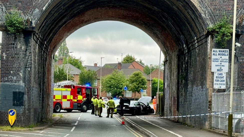 Investigation after car hits bridge in Leicester - BBC News