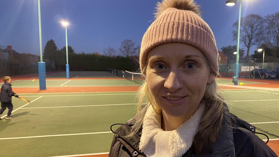 Bwriad i adeiladu tai ar dir clwb tennis yng Nghaerdydd - BBC Cymru Fyw