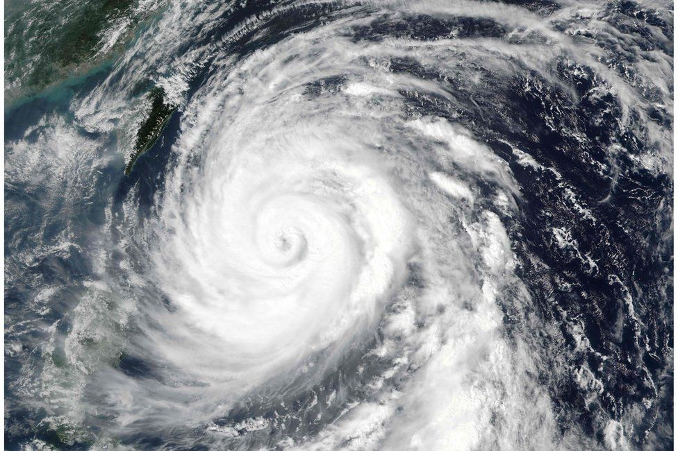 Typhoon Megi: Deadly storm batters Taiwan and mainland China - BBC News