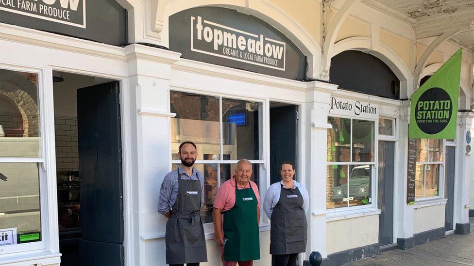 Butchers return to Barnstaple's Butchers Row 'symbolic' - BBC News