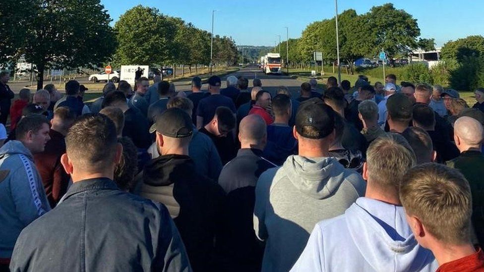 Ineos Grangemouth contractors stage unofficial walkout over pay - BBC News