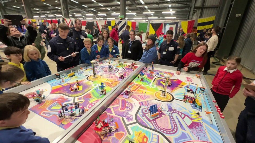 Cornish students battle in Lego robot challenge - BBC News