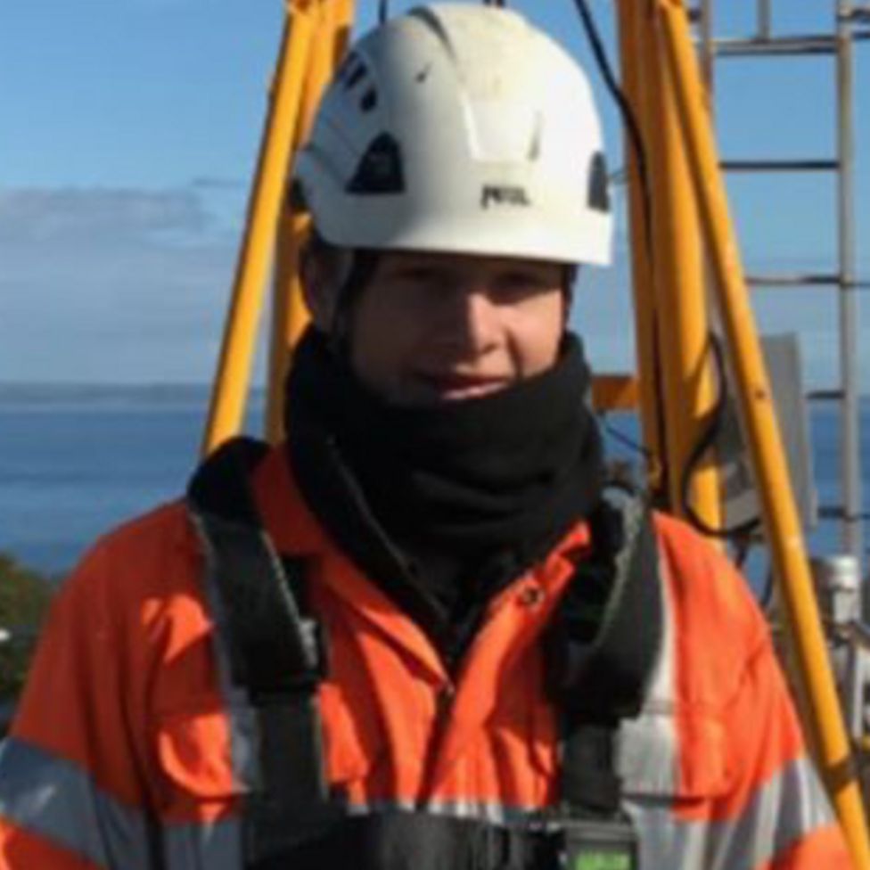 Crewe crane collapse: Killed men identified - BBC News