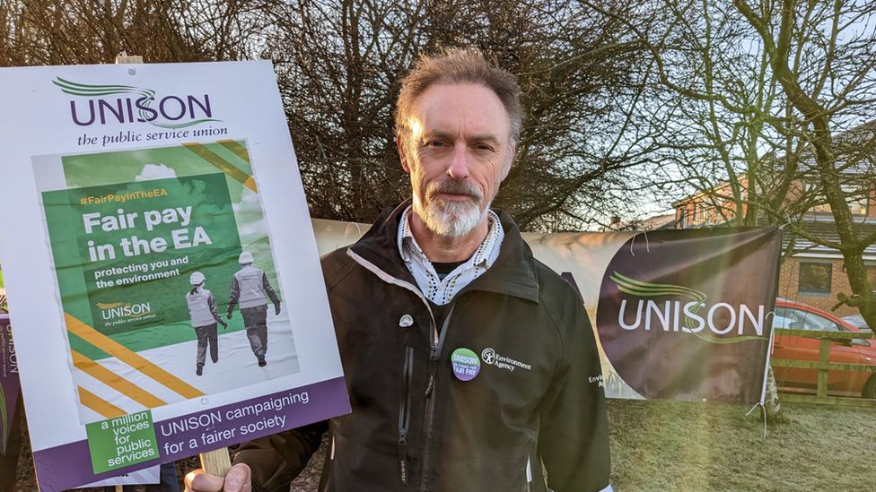Environment Agency staff strike over pay in Shrewsbury - BBC News