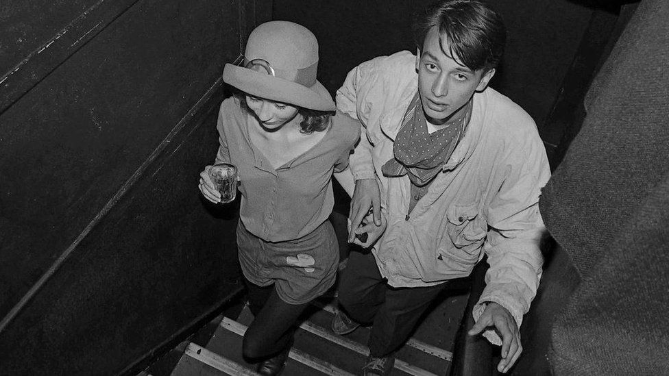 Spiders in Hull: Music venue photos display a 'rare gem' - BBC News