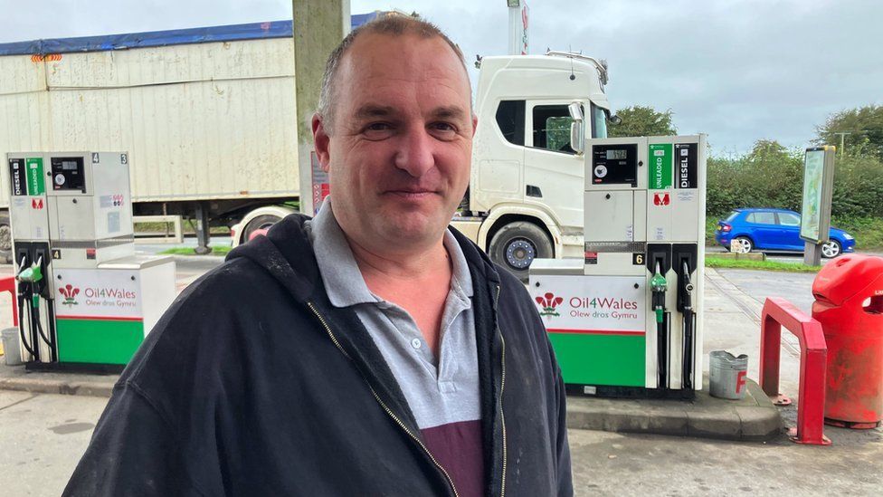 Rheol 20mya: Beth yw'r farn ar ôl mis? - BBC Cymru Fyw