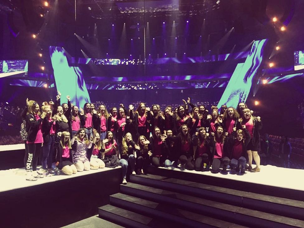 Côr Merched Sir Gâr yn Riga - BBC Cymru Fyw